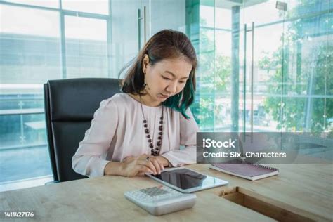 현대 사무실에서 디지털 태블릿과 새로운 프로젝트에 대한 문서로 작업하는 아시아 비즈니스 여성 40 44세에 대한 스톡 사진 및 기타 이미지 Istock