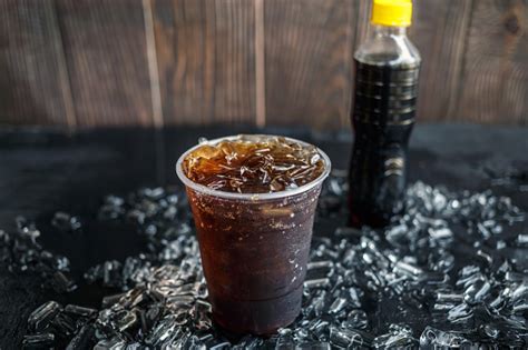 얼음과 청량 음료 병 또는 얼음 조각에 탄산 음료 유리에 검은 소다 검은 청량 음료 상쾌한 얼음과 함께 유리에 콜라 음료 가득 찬에 대한 스톡 사진 및 기타 이미지 Istock