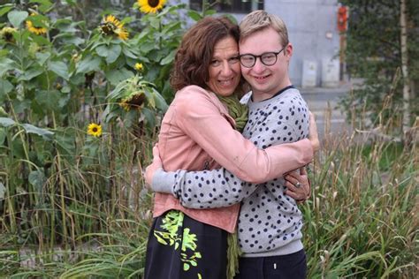 Mama Van Simon Uit ‘down The Road “iemand Zei Me ‘kan Je Je Zoon