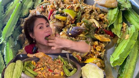 ตำกล้วยปูปลาร้าไส่มะเขือเหลืองกรอบๆ‼️แกล้มผักมะระถั่วพลูไก่แซ่บๆสาว