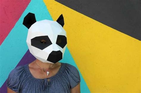 Artista chama atenção criando máscaras geométricas com papel