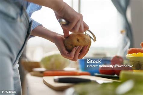 감자를 가까이에서 껍질을 벗기는 여성 야채와 함께 채식 저녁 식사를 요리하는 여자 가정 생활에 대한 스톡 사진 및 기타 이미지 가정 생활 가정 주방 가정의 방