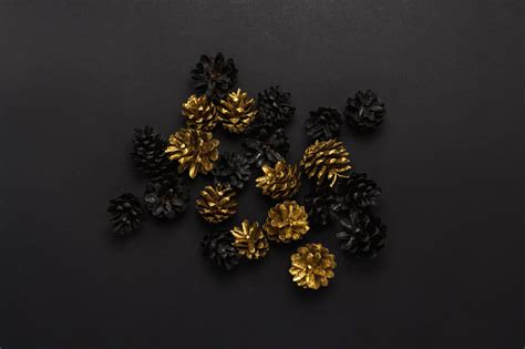 검은 배경에 황금 검은 색 크리스마스 트리 장식에 그려진 소나무 콘 Minimalism 새해 복 많이 받으세요와 메리