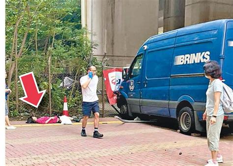 解款車失控衝前掃欄剷路 兩女捱撞 一人捲入車底 東方日報