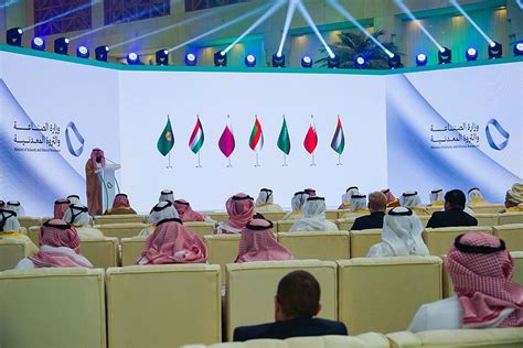 وزير الصناعة يدشن مبادرة مصانع المستقبل والمعرض المصاحب لها