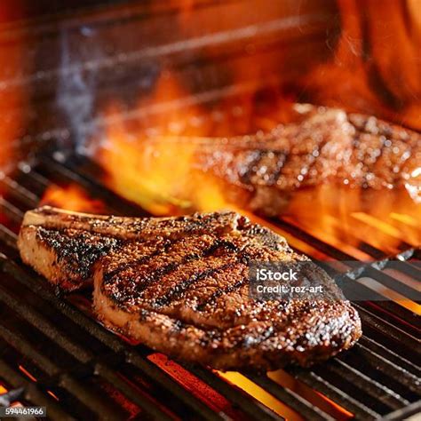Ribeye Steak Di Atas Panggangan Di Atas Api Terbuka Foto Stok Unduh