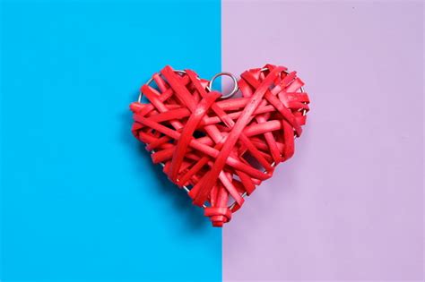파란색과 보라색 배경에 빨간색 나무 수공예 심장 기호의 상단 보기 투톤 파스텔 박그라운드 발렌타인 데이 테마 2월에 대한 스톡