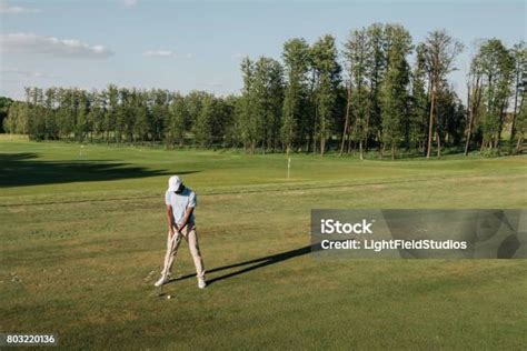 모자 골프 클럽을 들고와 녹색 잔디밭에 공 명 중에서 남자의 전체 보기 골프에 대한 스톡 사진 및 기타 이미지 골프 경기