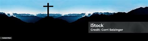 종교적 슬픔 풍경 배경 배너 파노라마 산 언덕 숲 및 십자가 정상 십자가의 검은 실루엣으로보기 일몰 중 저녁에 푸른 색의 하늘t 검은색에 대한 스톡 사진 및 기타 이미지