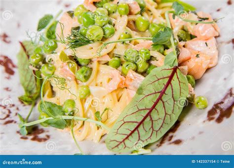 Linguine De Color Salm N Y Del Guisante Foto De Archivo Imagen De