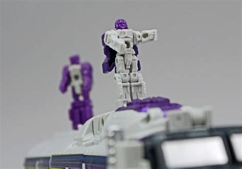 頭部が可動し、腕はボールジョイントなので前方だけでなくほんの少しだけ横に広げたりできます。