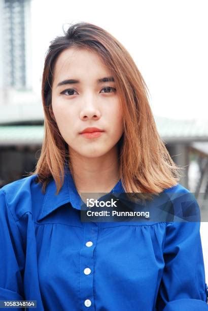 สาวสวยใบหน้าภาพและยืนอยู่บนถนนเดิน ภาพสต็อก ดาวน์โหลดรูปภาพตอนนี้