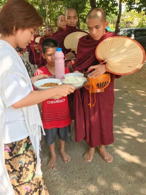 အိမ်ရှေ့လေးမှာ ဆွမ်းခံကြွသံဃာတော်တွေကို ဆွမ်းလောင်းလှူပြီး ကောင်းမှုကုသိုလ် ပြုလုပ်ခဲ့တဲ့ ပိုပို