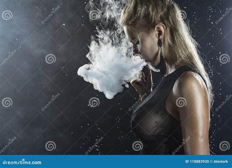 Красивая Shapely атлетическая большая Breasted белокурая девушка с