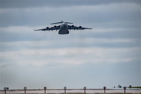 C 17“环球霸王iii”飞机从佛罗里达州麦克迪尔空军基地起飞