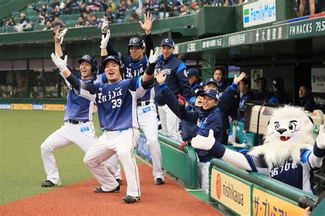＜西・オ＞5回無死一、二塁、3ランを放った山川はチームメートとともにどすこいポーズ（撮影・尾崎 有希） ― スポニチ Sponichi