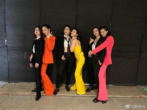 这很okay胡杏儿晒与吴谨言朱洁静等姐姐们二公幕后合照 新浪图片