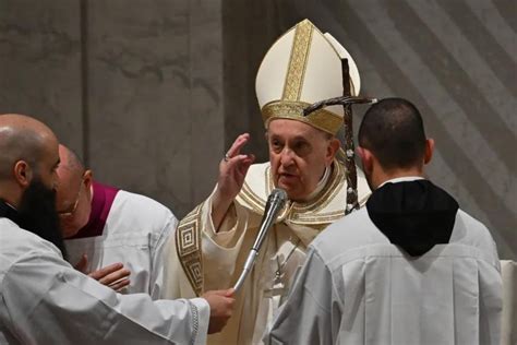 Papa Francisco Rinde Homenaje Al Fallecido Benedicto Xvi Telediario