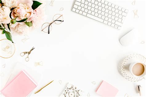 플랫 레이 여성 사무실 책상 컴퓨터 분홍색 모란 꽃다발 흰색 배경에 액세서리와 여성 작업 공간 맨 위 보기 여성스러운 배경 0