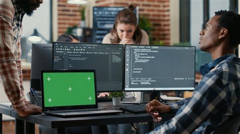 Premium Photo Programer Taking Glasses Off Talking With Colleague At