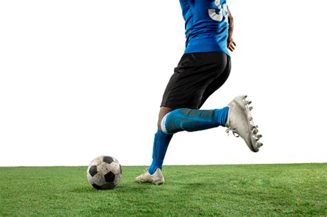 프로 축구의 다리를 닫고 축구 선수는 흰색 배경에 고립 된 필드에 공을 위해 싸우고 18 19세에 대한 스톡 사진 및 기타