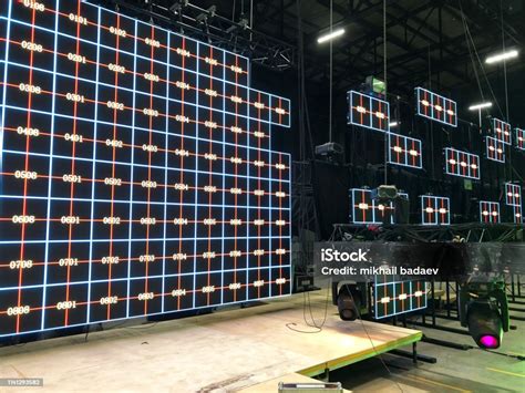 콘서트를 위한 전문 사운드 조명 비디오 및 무대 장비의 설치 Led 화면 배경입니다 무대 조명 장비는 리프팅 용 트 러 스에 고정 됩니다 이벤트에 대한 스톡 사진 및 기타