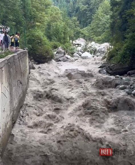 四川彭州龙漕沟山洪致4死9伤，村民：事发地不是正规景区，下雨后沟里水会暴涨龙门山镇宝山新闻
