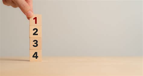 작업 우선 순위 및 관리 개념입니다 모든 활동에서 우선 순위입니다 업무 우선순위를 설정하고 할 일 목록을 정리합니다 숫자 1 2 3 4가 있는 나무 큐브 블록 모션에 대한
