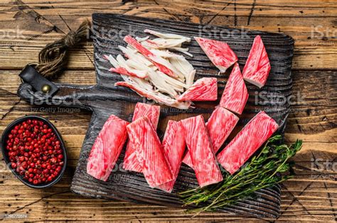 나무 도마에 슬라이스 게 스틱과 고기 나무 배경 위쪽 보기 건강한 식생활에 대한 스톡 사진 및 기타 이미지 건강한 식생활 게 게 해산물 Istock