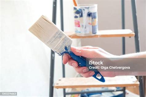 페인트로 얼룩진 인간의 손은 사다리에 서 페인트 캔과 배경에 브러시를 보유하고 있습니다 수리 리노베이션 홈 어레인지 Diy에 대한 스톡 사진 및 기타 이미지 Istock