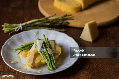 하얀 접시와 어두운 나무 배경에 아스파라거스와 치즈 플레이크가있는 압연 옥수수 죽 노랑에 대한 스톡 사진 및 기타 이미지 노랑 미식가 사진 이미지 Istock
