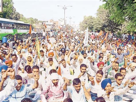 Angry Contractual Employees Gherao Dc S Office In Bathinda Hindustan