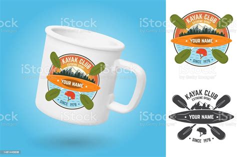 흰색 캠핑 컵 샘플 디자인이 있는 현실적인 머그 모형 템플릿입니다 카약 클럽 벡터 그림입니다 패치 셔츠 프린트 스탬프 또는 티에 대한 개념 스티커 산 헬멧 및 보트 실루엣이