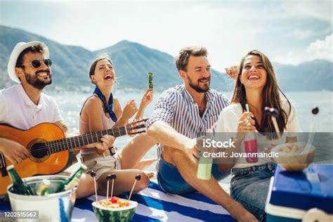 여름 방학에 재미를 가진 젊은 사람들 해변에서 열대 칵테일을 마시는 행복한 친구 20 29세에 대한 스톡 사진 및 기타 이미지