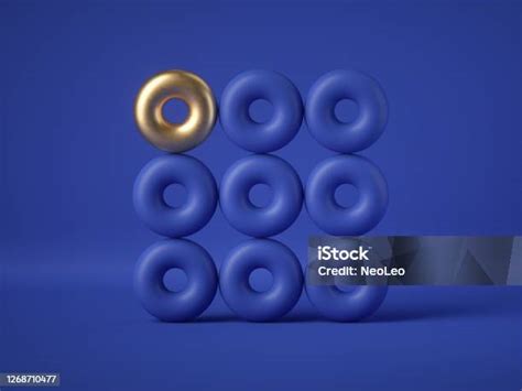 3d 렌더링 추상적 기하학적 디자인 파란색 배경에 고립 된 파란색 도넛 사이에 황금 토러스 균형 중력 종류 예외 개념 중