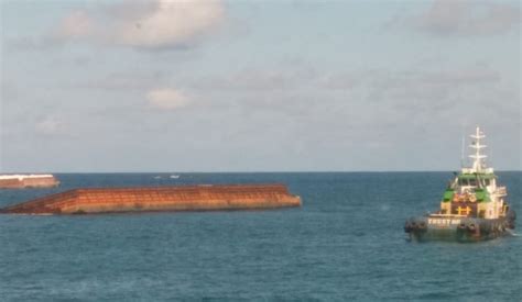Kapal Tongkang Muatan Pasir Tenggelam Di Tanjung Pandan