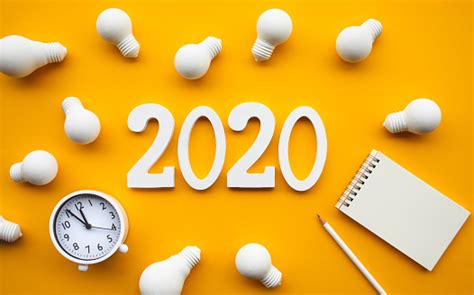 파스텔 색상 배경에 전구와 텍스트 번호의 그룹과 2020 개념의 창의성 비즈니스 솔루션 인간의 성능 2020년에 대한 스톡 사진