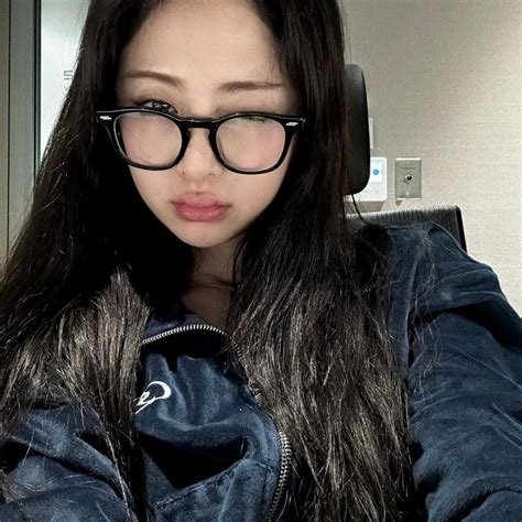 8 Potret Huh Yunjin Le Sserafim Dengan Aksesori Kacamata