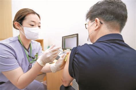 사진 만 55~59세 백신 접종 시작