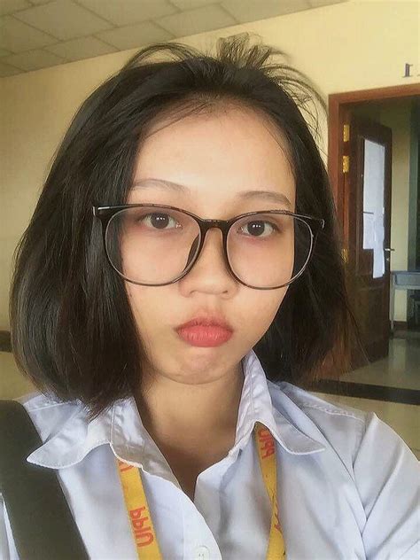 √ យុវតីស្រស់សោភាម្នាក់ ជិះម៉ូតូមិនពាក់មួកសុវត្ថិភាព