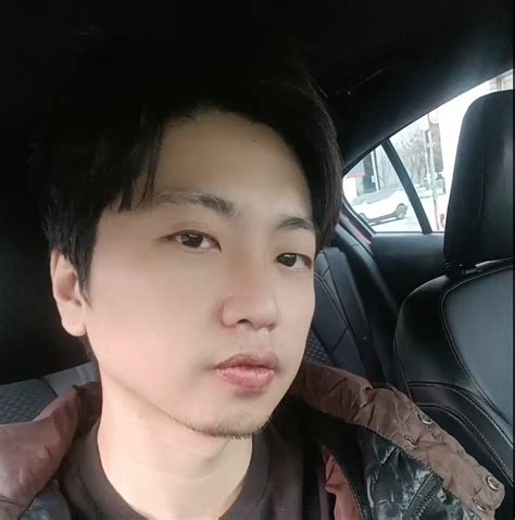 台灣迷因 Taiwan Meme 國民黨真的很不會想 侯友宜這人跟機器人沒兩樣 但郭台銘會造八萬個機器人 那等於只要一個郭台銘 就可以生產
