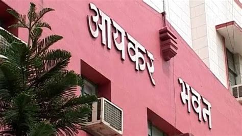 यूपी में भ्रष्ट अफसरों के खिलाफ बड़ी कार्रवाई 22 जगहों पर आयकर विभाग