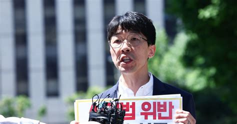 취재진 질문에 답하는 정택수 경실련 부동산국책감시팀 부장