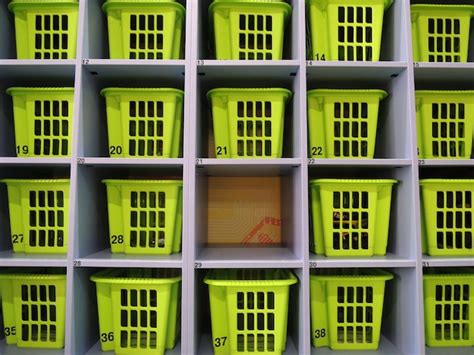 Cellule Vide Parmi Les Cellules Remplies De Boîtes De Rangement En Plastique Dans La Salle De