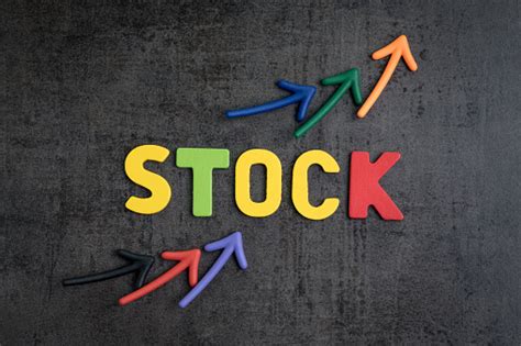 주식 시장 상승 가격 개념 화려한 문자로 가격 차트 가리키는 화살표 로프트 시멘트 어두운 칠판 주식 투자 자산에 재고 단어