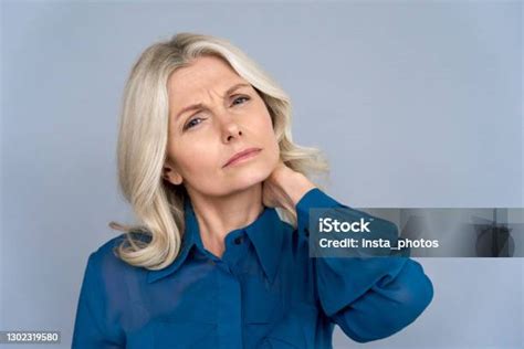 목 통증을 느끼는 목을 만지는 피곤한 중년 사업가 근육질 체격에 대한 스톡 사진 및 기타 이미지 근육질 체격 목 섬유근육통 Istock