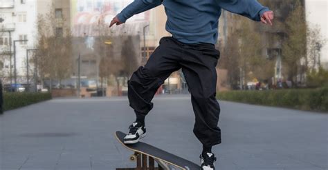 집 밖의 거리 건물 건축 공공 장소 공원 균형 기술 도시 스포츠 도시 풍경 도시의 라이프스타일 레일 레저 레크리에이션 롤러 모자 모험