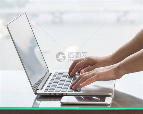 使用从事互联网通信技术的智能设备的数字生活方式博客作高清图片下载 正版图片506593764 摄图网