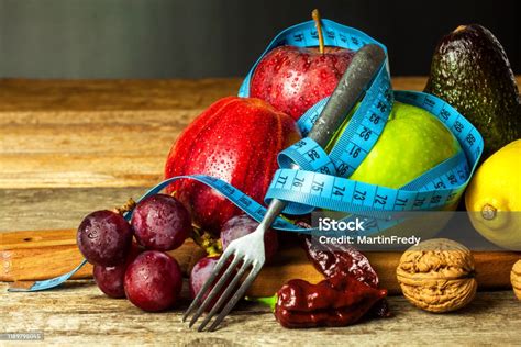 개념 다이어트 건강한 음식 나무 테이블에 측정 테이프로 싸여 나무 보드에 과일 계량 손실 개념 건강관리와 의술에 대한 스톡 사진