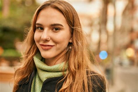 Jovencita Rubia Sonriendo Feliz De Pie En La Ciudad Foto De Archivo Imagen De Hembra Muchacha
